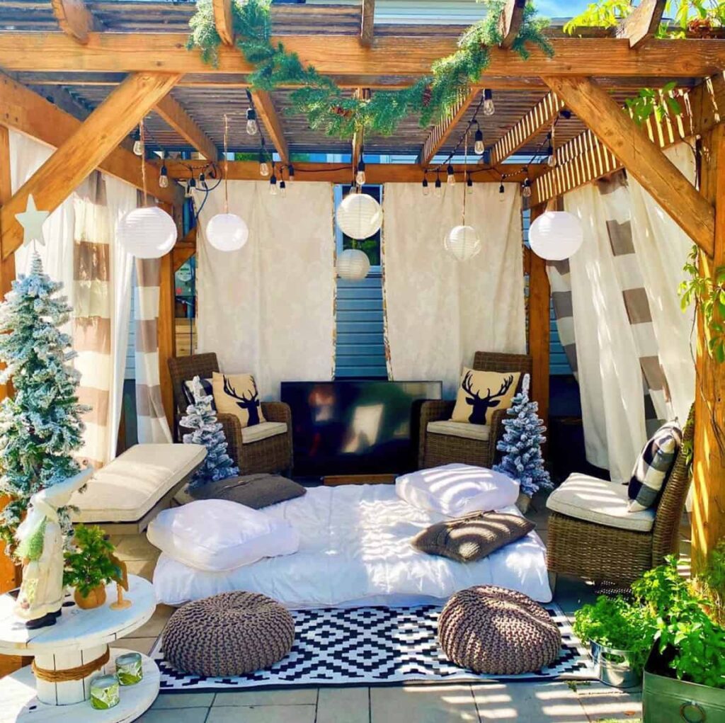 26 Exciting Backyard or Garden DIY Outdoor Movie Screen Ideas