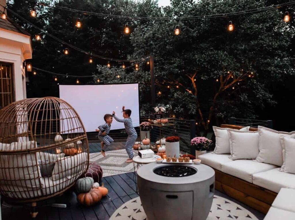26 Exciting Backyard or Garden DIY Outdoor Movie Screen Ideas
