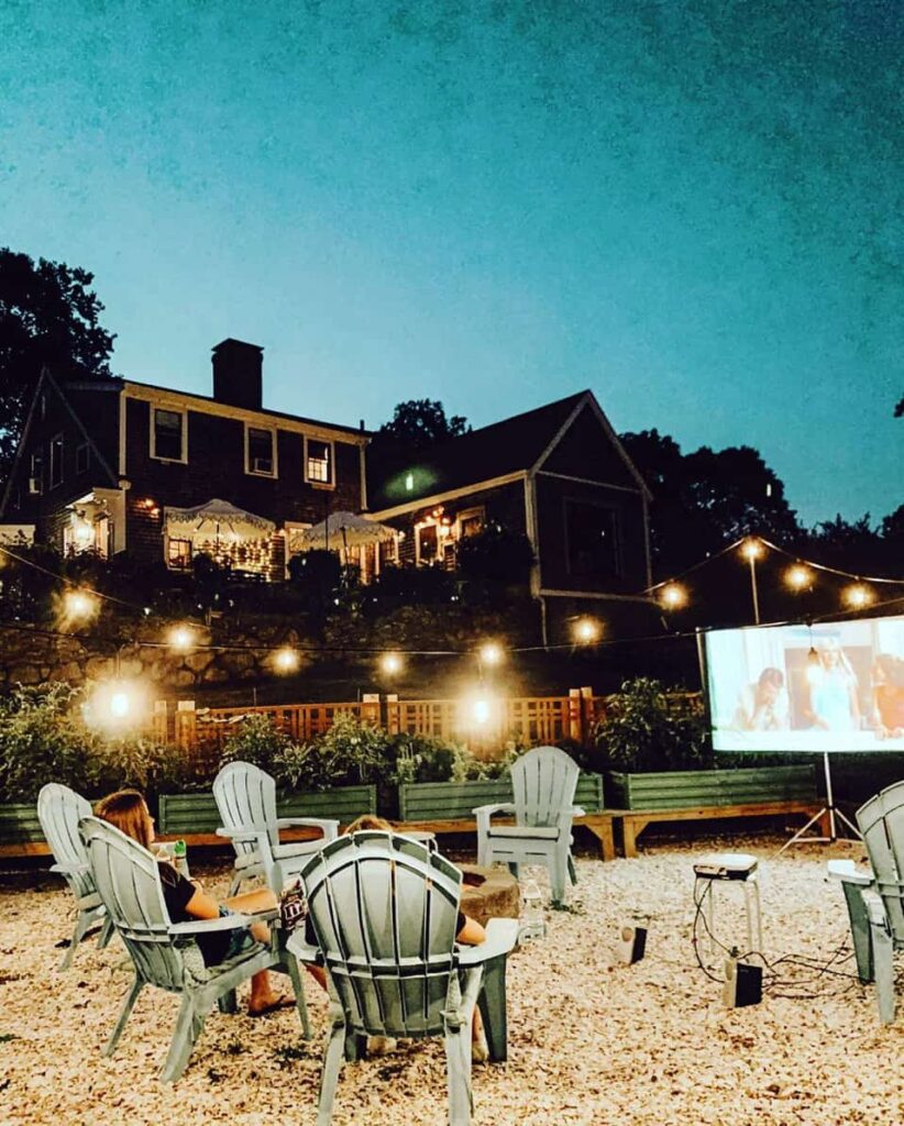 26 Exciting Backyard or Garden DIY Outdoor Movie Screen Ideas
